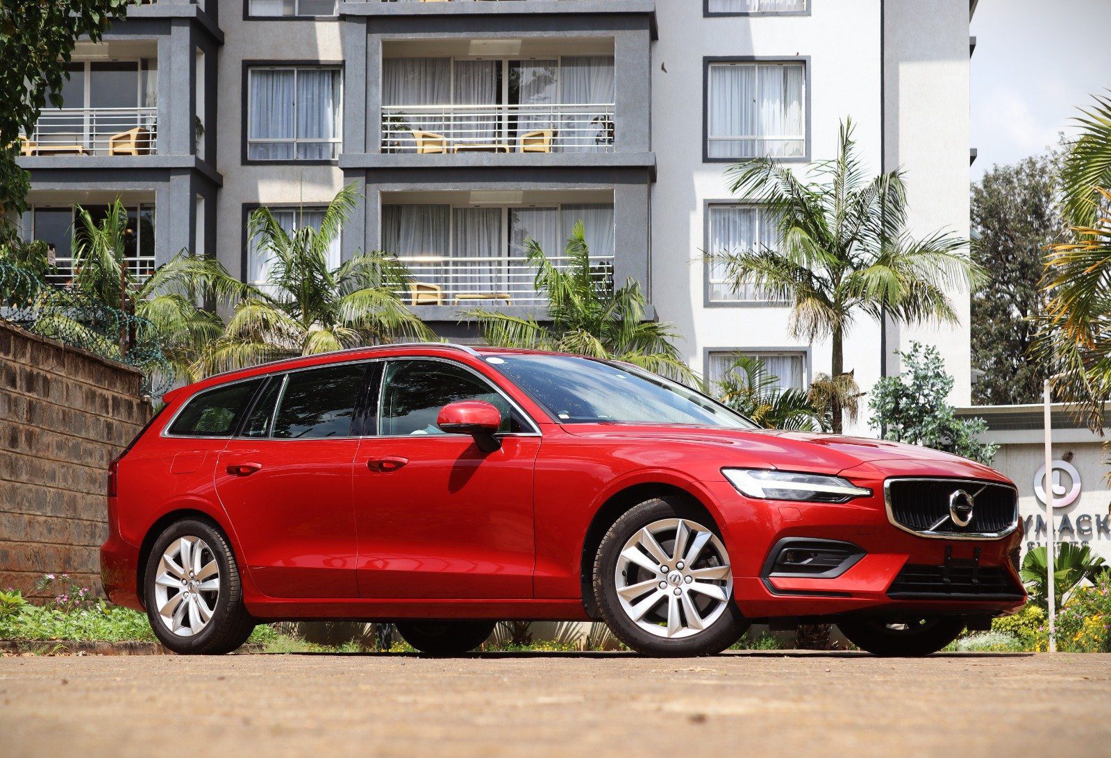 🚘 2018 Volvo V60 T5 – New Shape - Luxury Wagon with Performance ...