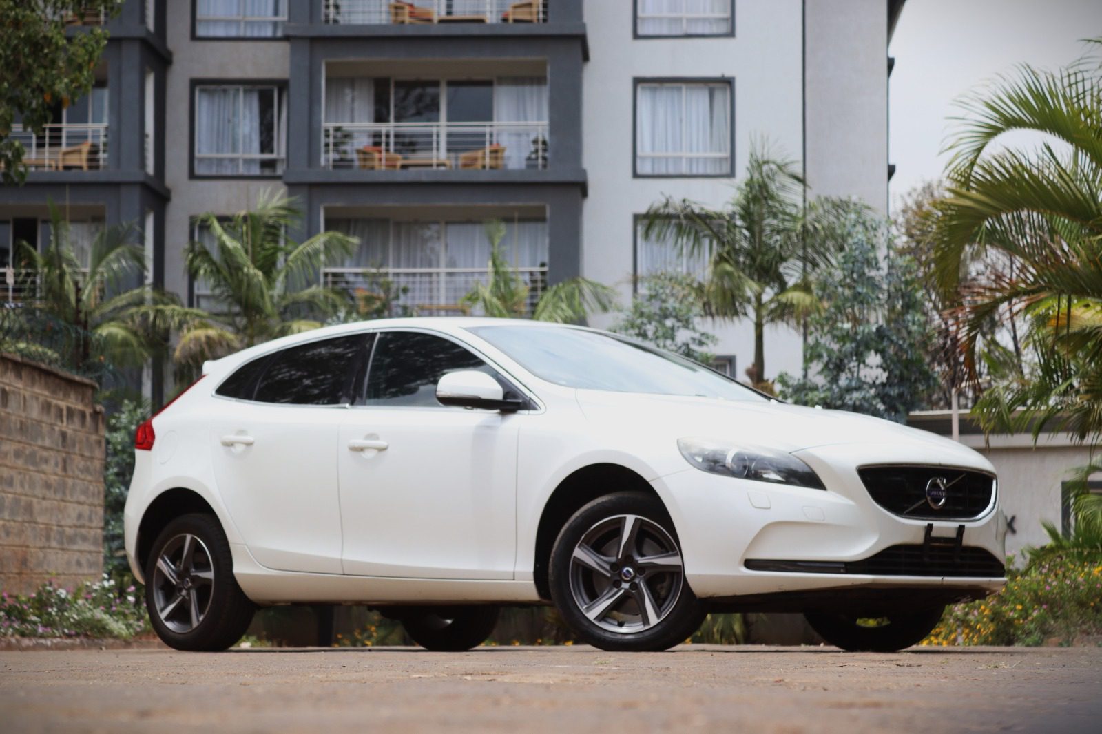 🌟 2018 Volvo V40 T4 – Sleek White Hatchback | KDK Plate | Luxury Meets ...