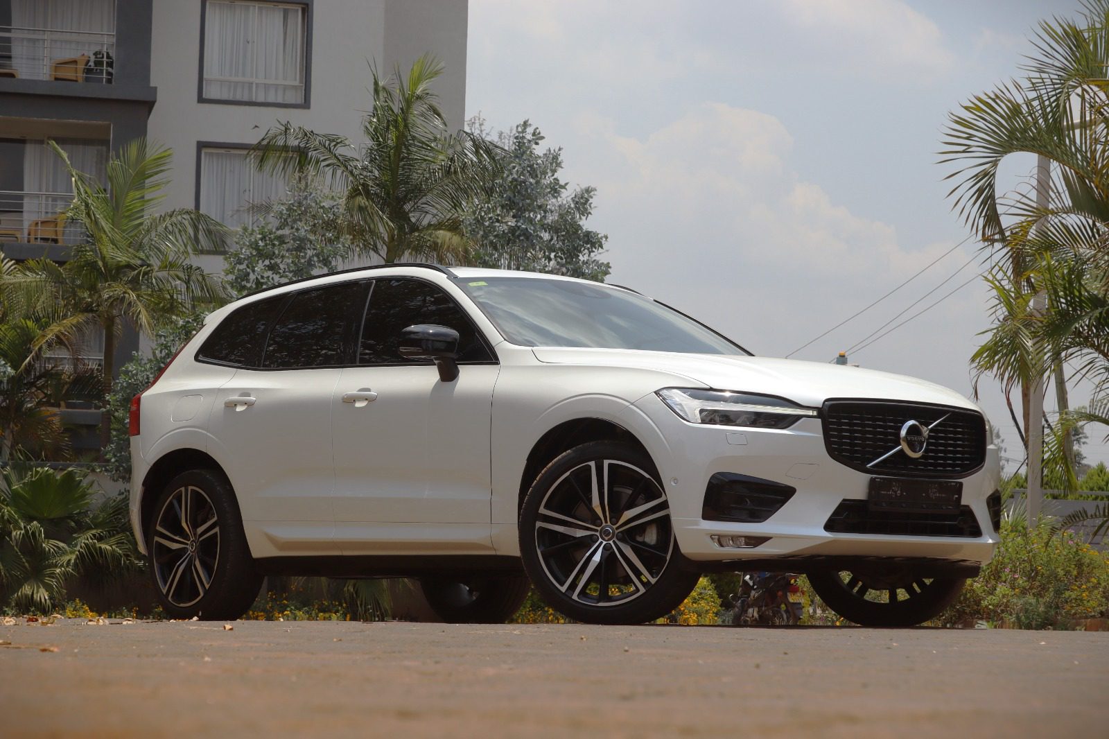 🔥 VOLVO XC60 B6 R-DESIGN – WHITE | YOM 2021 🔥 - AutoEmpire